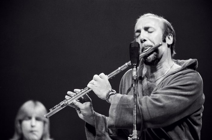 10 Famous Flutists You Should Know - Great Flute Players - CMUSE