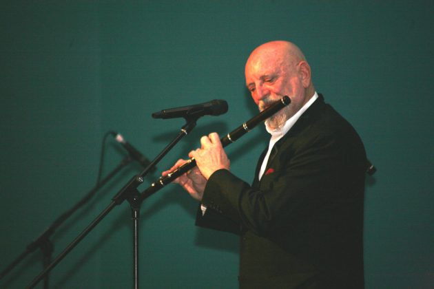 10 Famous Flutists You Should Know - Great Flute Players - CMUSE