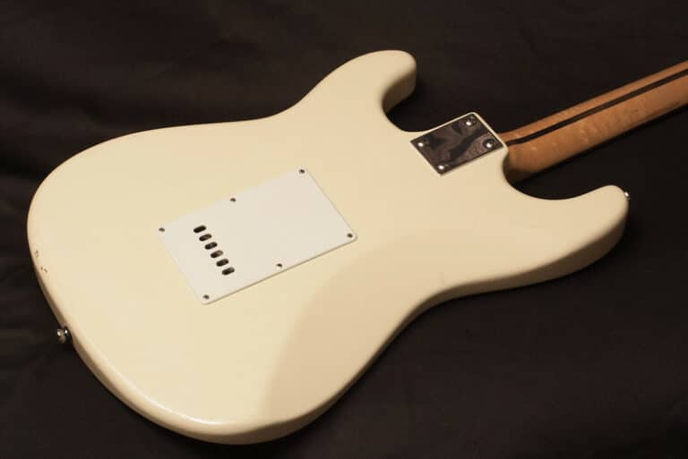 Round Back vs Flat Back Guitar: What's The Difference - CMUSE