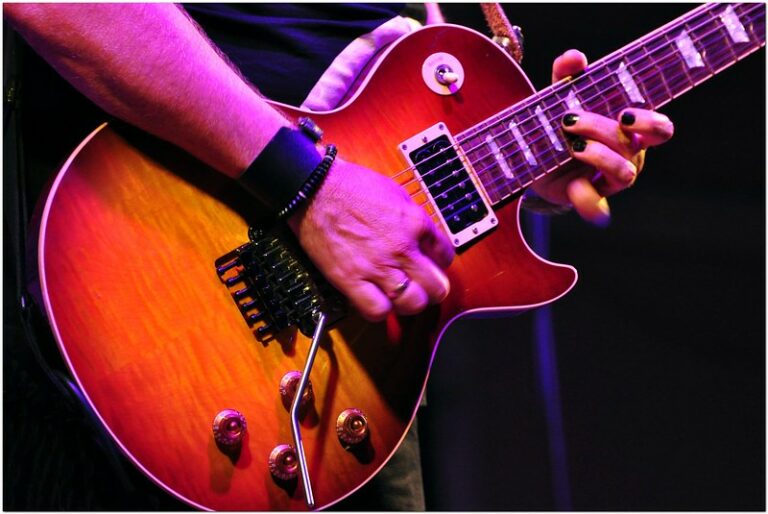 Singlecut vs Double Cut Guitars: Which Are Better? - CMUSE