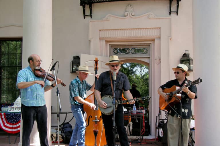 Folk Music vs Bluegrass: What's The Difference? - CMUSE